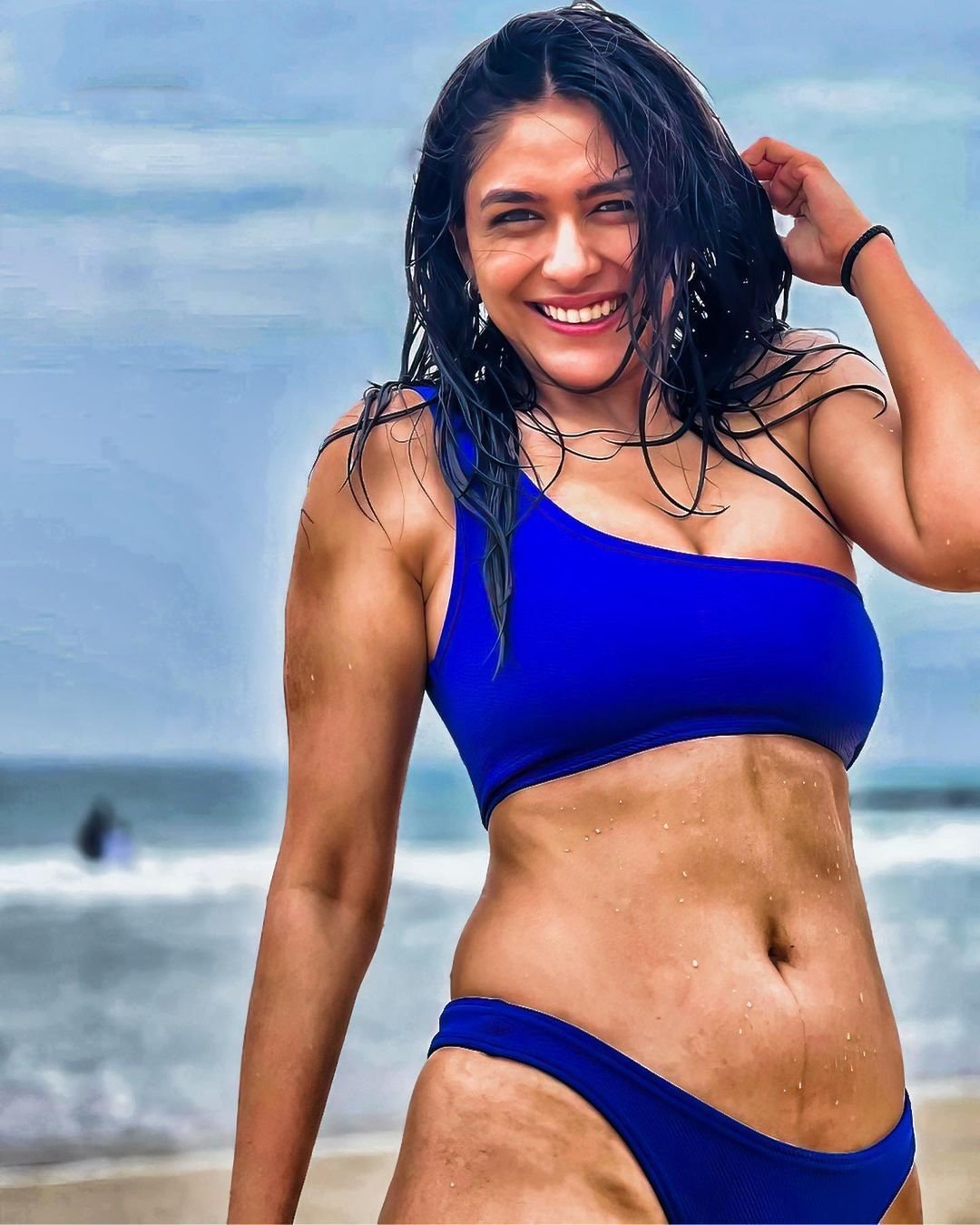 Best 100 Mrunal Thakur Bikini All Latest Images